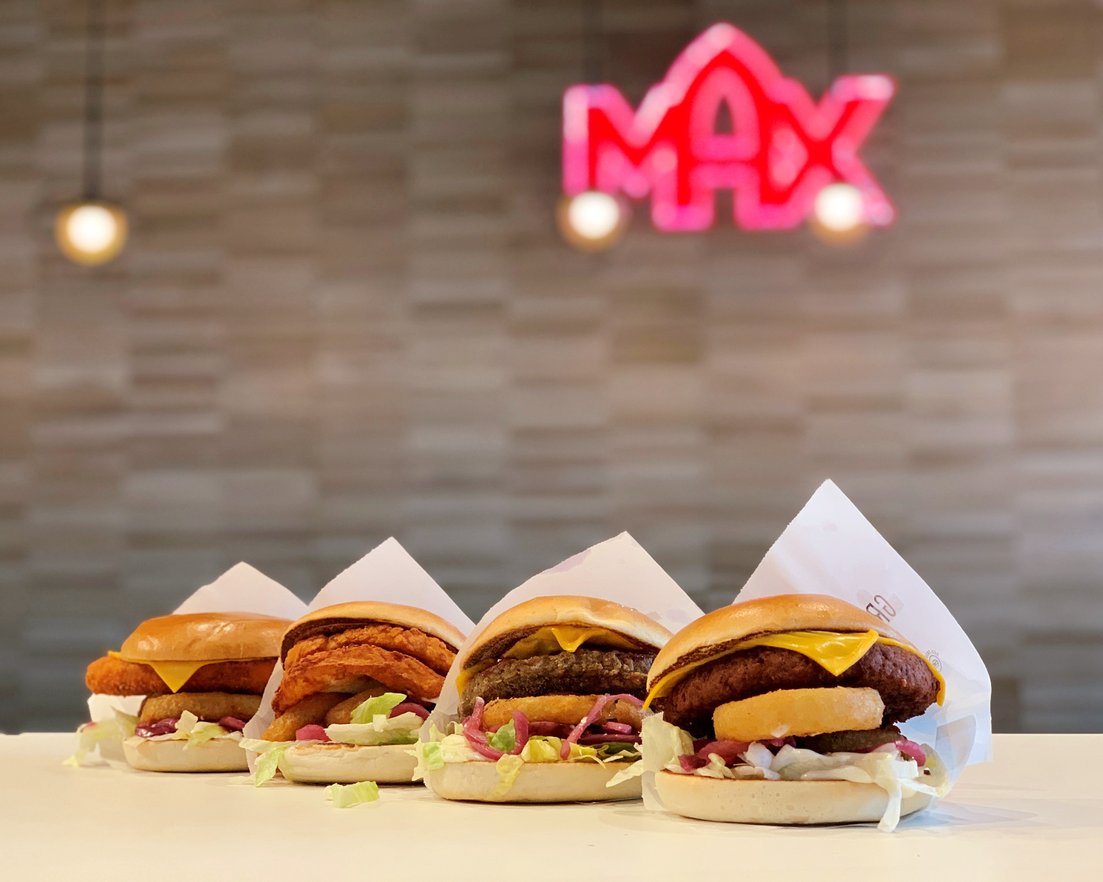 MAX Premium Burgers wprowadza Smokey Chipotle