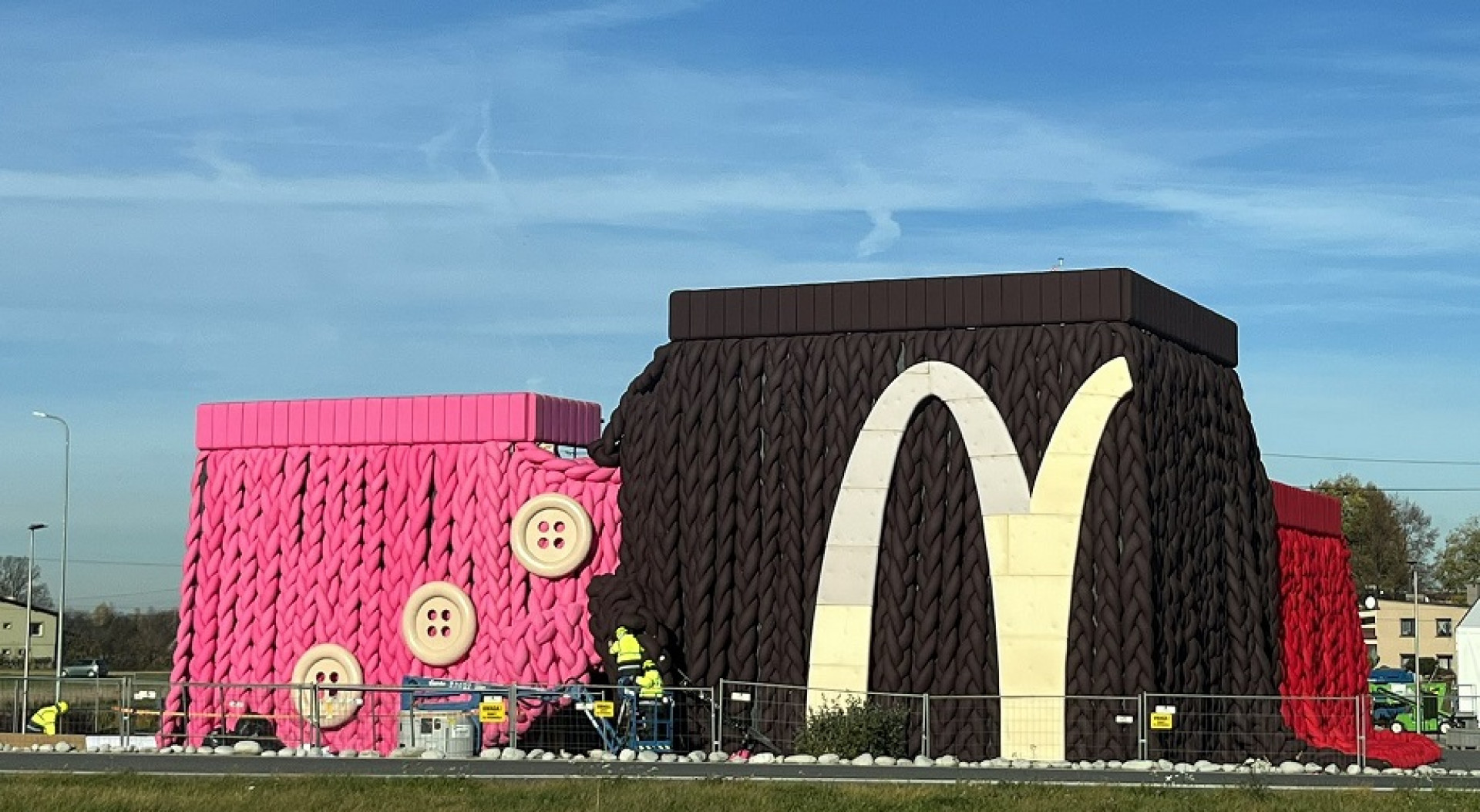 McDonald's w Ustroniu cały w wełnianym ubranku. Stylizacja łączy się z ...
