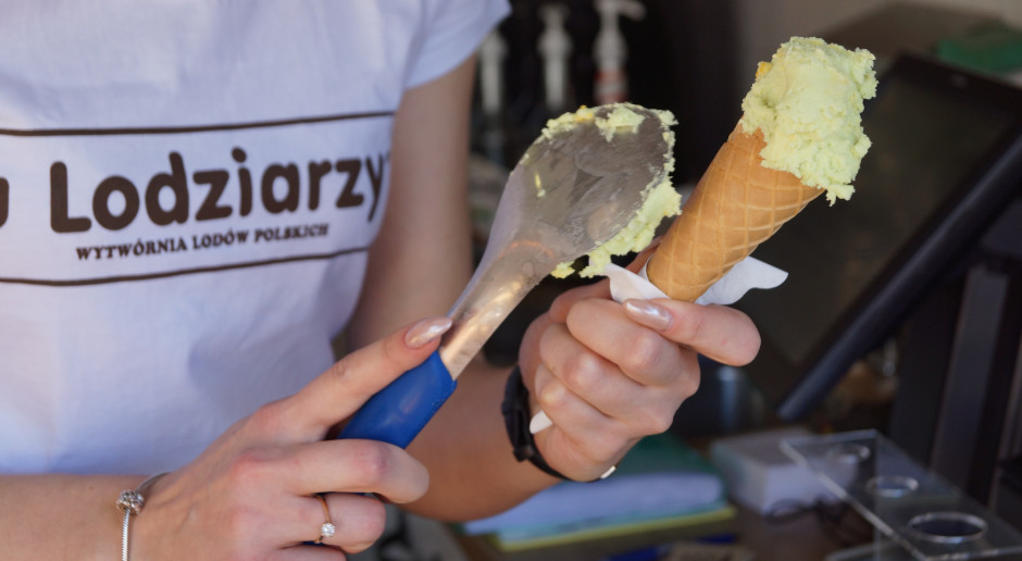 Znana sieć sprzedaje lody o smaku śledzia z cebulką i oranżady z PRL-u