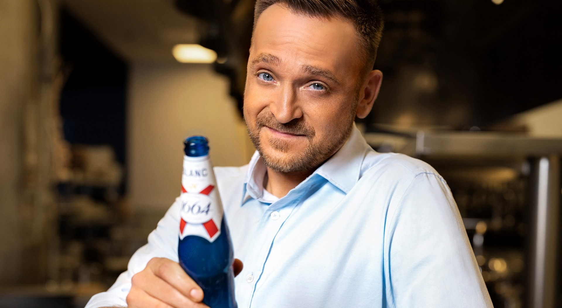 Mateusz Gessler reklamuje piwo