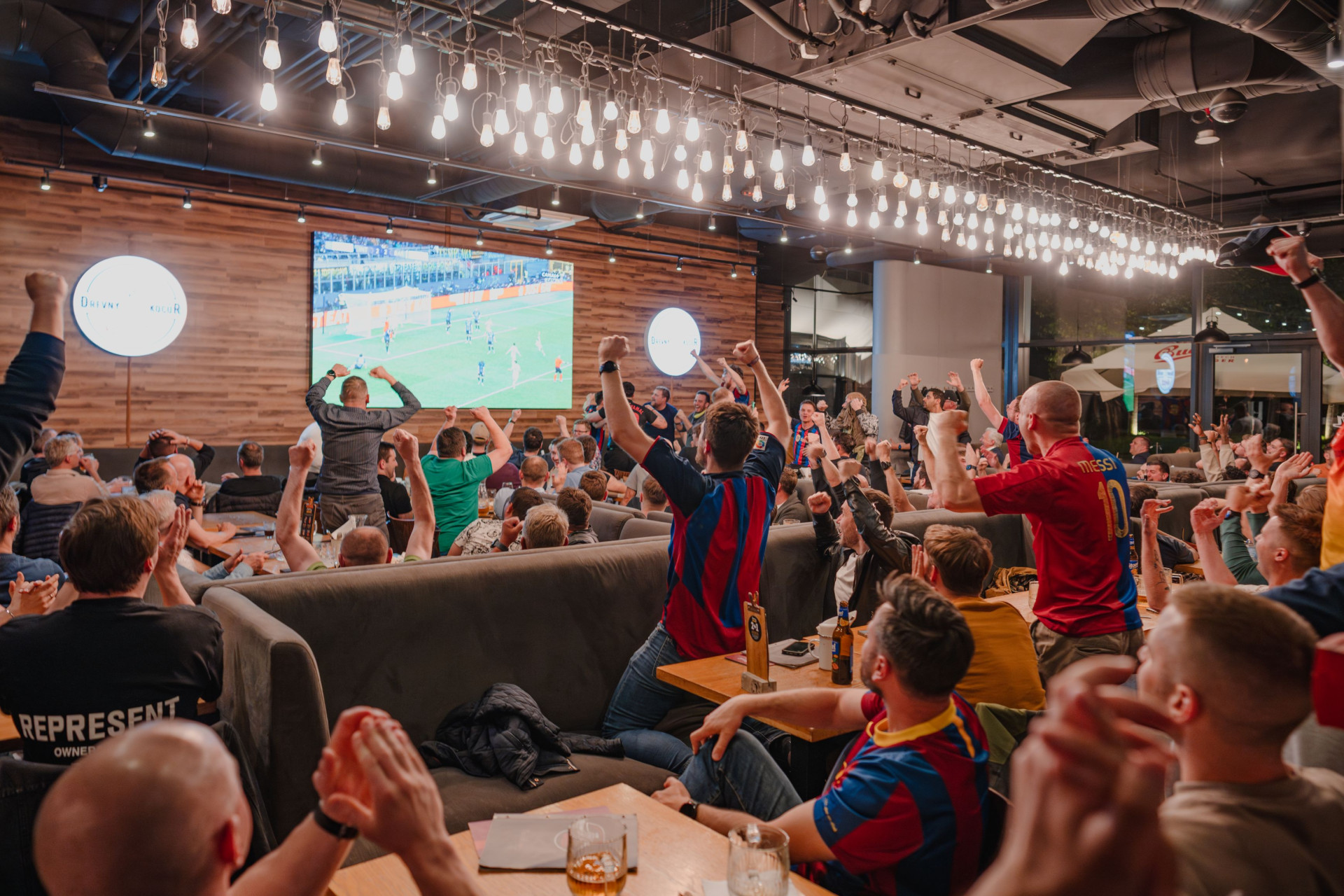 Dřevný Kocůr zadebiutował w Warszawie. Ile zapłacimy za knedle i piwo?