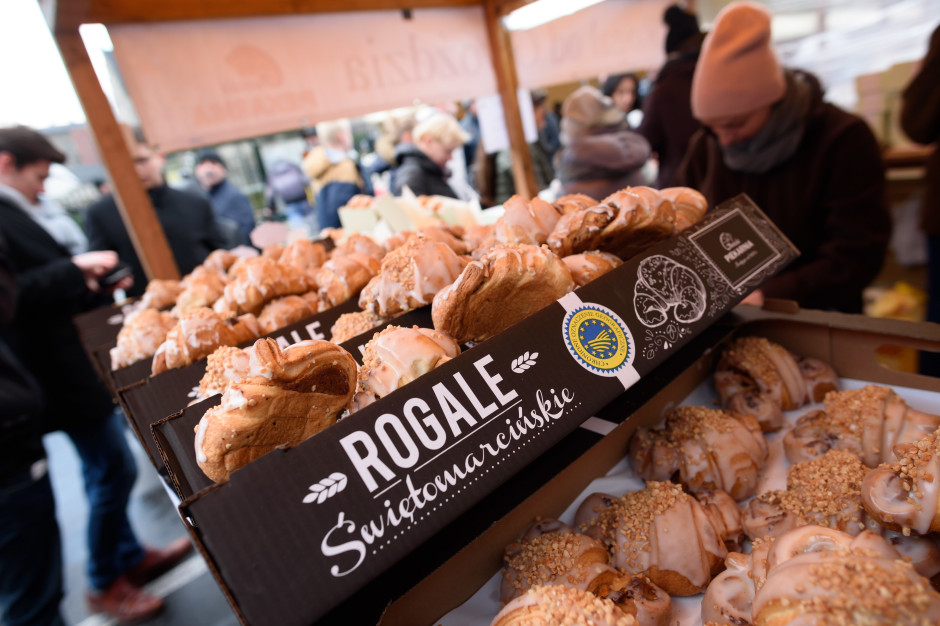 Ceny rogali świętomarcińskich 2025. U Gessler po 39 zł, w Biedronce i ...