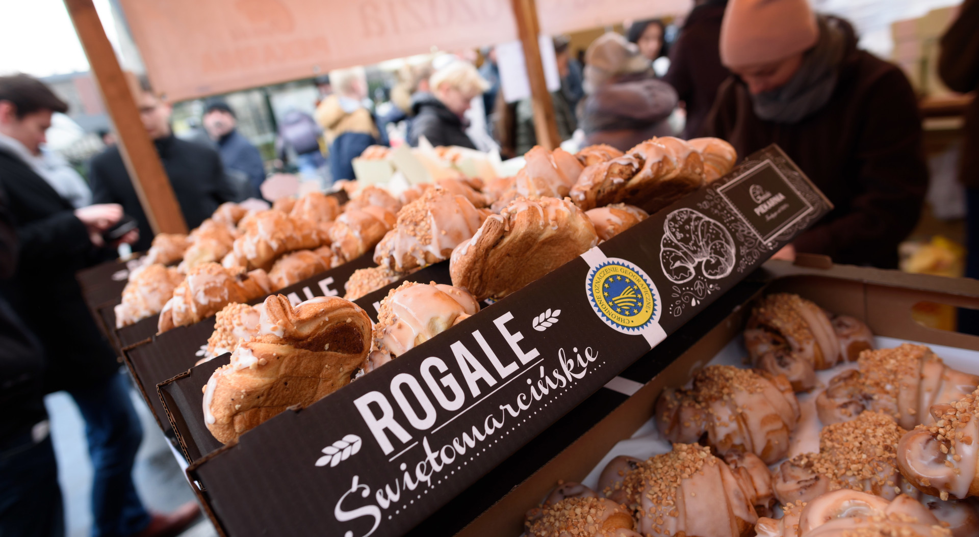 Ceny rogali świętomarcińskich 2025. U Gessler po 39 zł, w Biedronce i ...